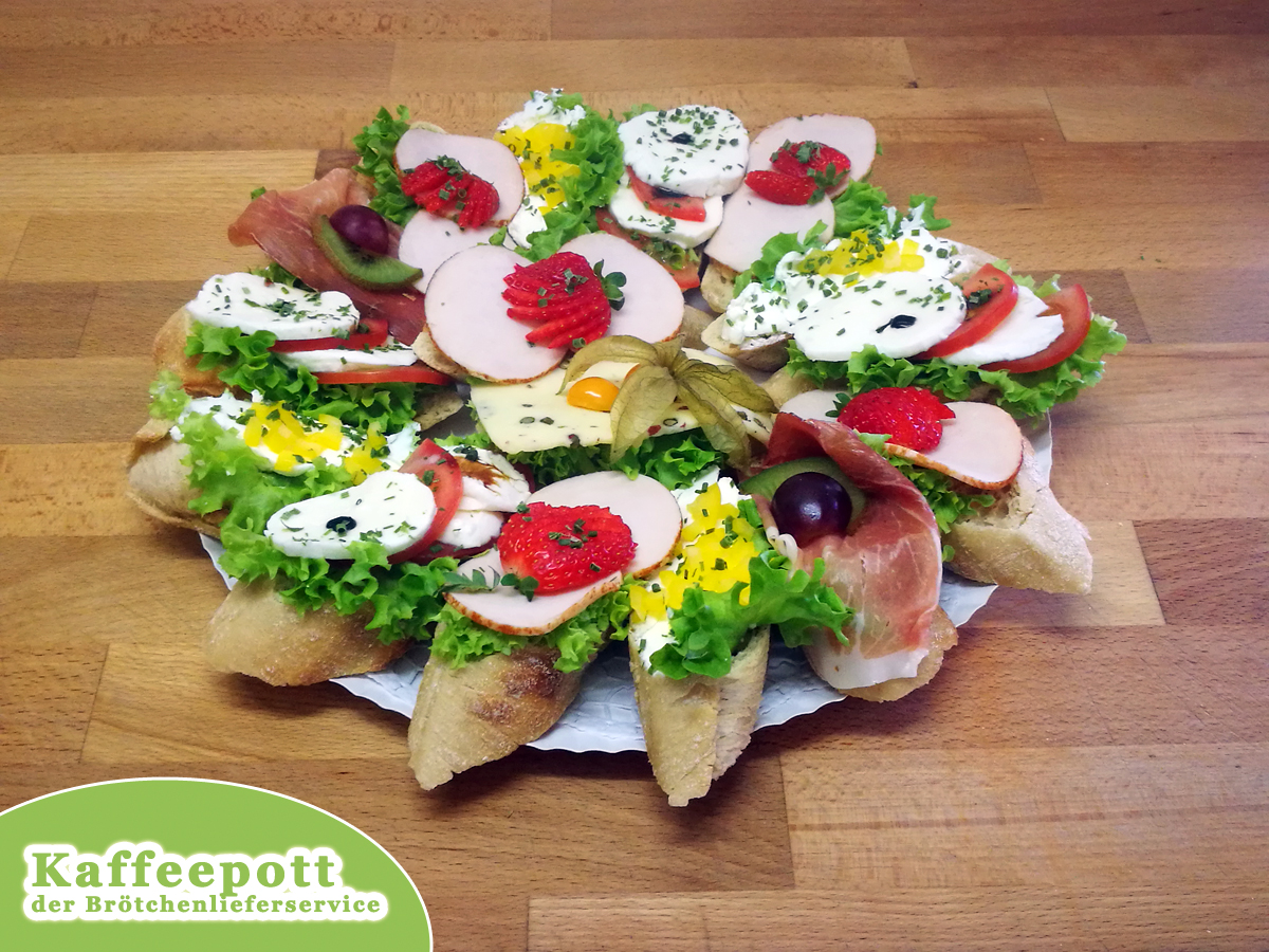 Canapes das kleine Fingerfood mundgerecht und appetitlich angerichtet